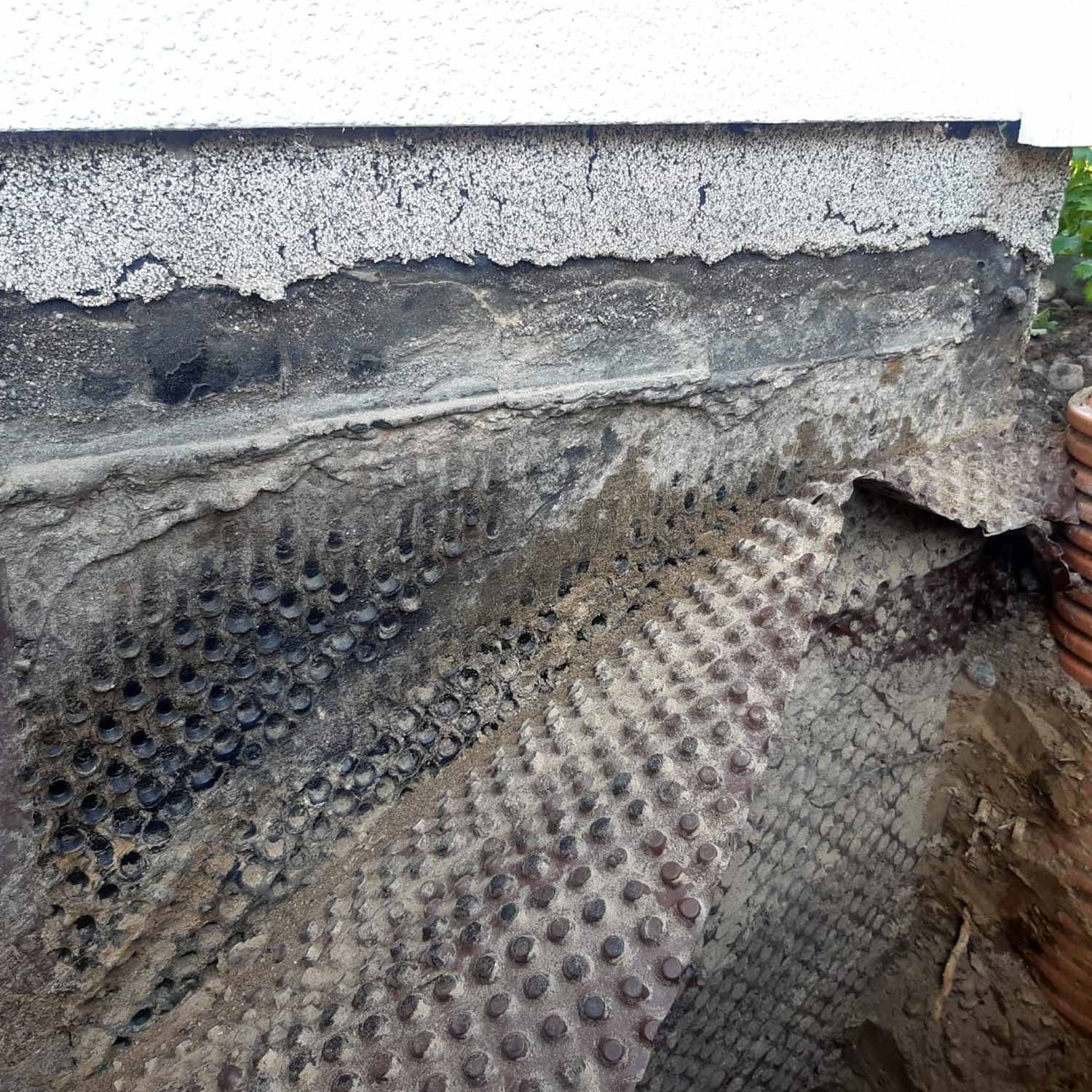 Problem defekte Vertikalsperre und nasse Kelleraußenmauern